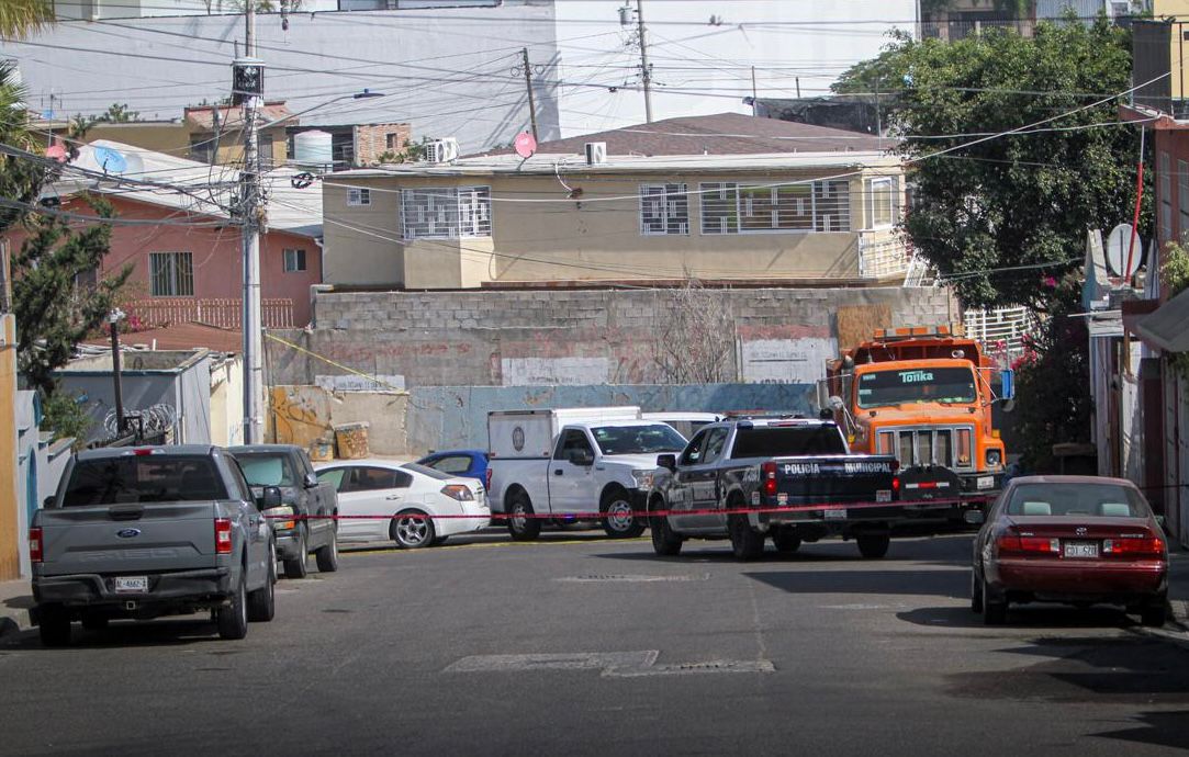 Localizan un cadáver dentro de un tambo de basura